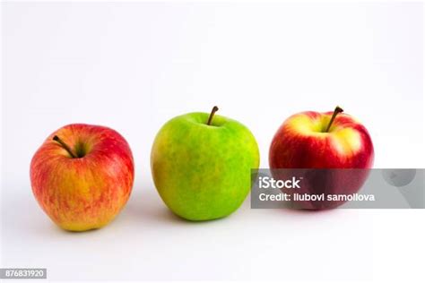 흰색 바탕에 사과입니다 흰색 바탕에 세 개의 사과의 그룹입니다 흰색 바탕에 세 개의 사과의 그룹입니다 사과 녹색 흰색 바탕에 빨간색의 그룹 0명에 대한 스톡 사진 및 기타