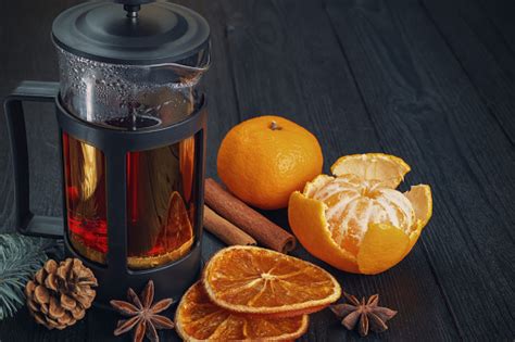 겨울 크리스마스 빈티지 정물 차 귤 말린 오렌지 계피 스틱과 질감 검은 색 나무 배경에 아니스 별프랑스 언론 12월에 대한 스톡 사진 및 기타 이미지 Istock