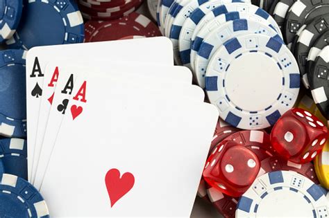 빨간 주사위와 함께 에이스 놀이 카드 카지노 도박 및 도박 개념 및 포커 칩입니다 겜블링 칩에 대한 스톡 사진 및 기타 이미지 겜블링 칩 녹색 도박 Istock