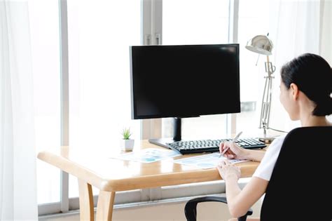 Premium Photo Woman Analyzing Graph On Table At Home