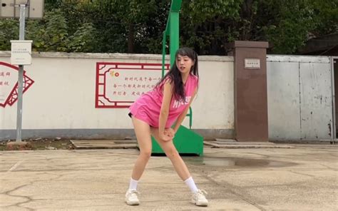 梦回校园，活力甜妹在篮球场热舞，为你加油哦！somehow 水兵月野兔兔 水兵月野兔兔 哔哩哔哩视频