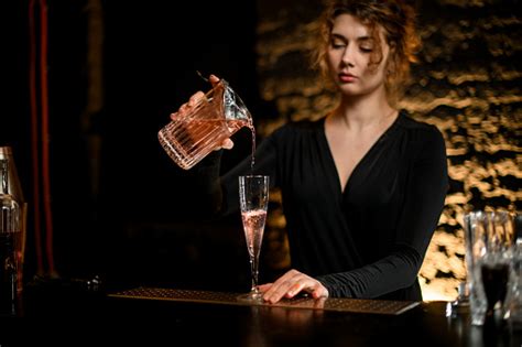 바텐더 레이디는 컵을 유리에 섞는 기성용 의 차가운 칵테일을 조심스럽게 붓습니다 20 29세에 대한 스톡 사진 및 기타 이미지 20 29세 강철 검은색 Istock