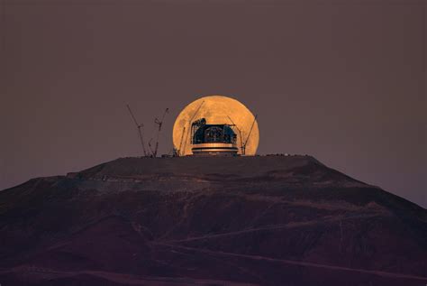Watch The Moon Crown The Worlds Largest Telescope In Stunning Image