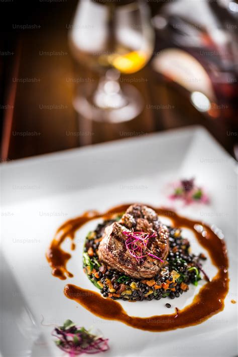 쇠고기 스테이크 야채와 섞인 쇠고기 스테이크 검은 렌즈 콩을 굽습니다 코냑 또는 브랜디를 음료로 호텔 펍이나 레스토랑에서