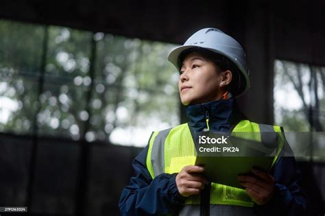 공장에서 디지털 태블릿을 사용하는 아시아 여성 엔지니어 35 39세에 대한 스톡 사진 및 기타 이미지 35 39세 검사 보기 경영자 Istock