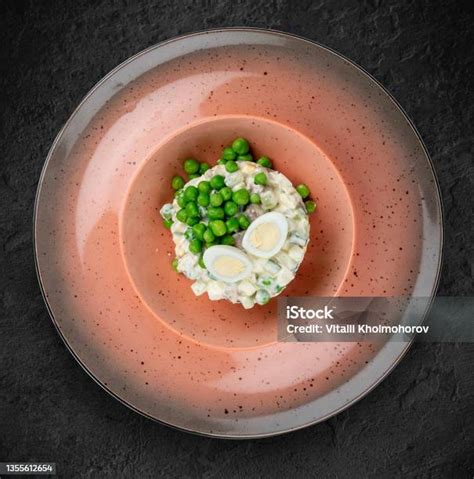 삶은 채소와 마요네즈를 곁들인 소시지의 러시아 샐러드 올리비에 검은 색 배경에 격리 위쪽 보기 0명에 대한 스톡 사진 및 기타