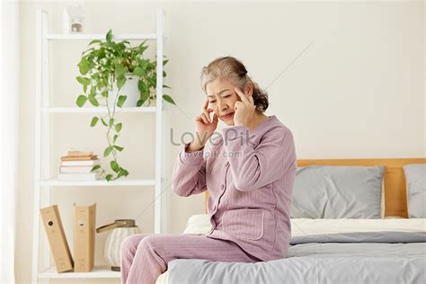 두통으로 고통받는 노인 사진 무료 다운로드 Lovepik