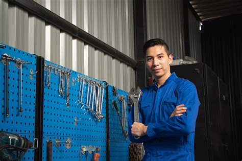 기업가 사업가 중소기업 소유자 차고 자동차 수리점 화가 점프 수트와 먼지 마스크를 착용 역학 도구를 따기 30 34세에 대한 스톡 사진 및 기타 이미지 Istock