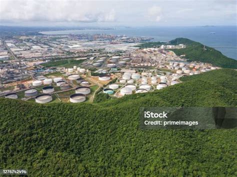 석유 화학 플랜트 그룹의 항공 최고 보기 아침 시간 저장 탱크 및 정유 공장 산 녹색 생태 환경 개념 근처 일출에 원유 저장 탱크와 협력 하는 발전소 건설 산업에 대한 스톡