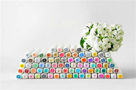 흰색 봄 꽃 옆에 여러 가지 색상의 번호가 매겨진 펠트 펜 또는 마커가 많이 있습니다 흰색 배경입니다 창의력의 동기 부여와 자극 색상 스펙트럼 및 팔레트 공간을 복사합니다