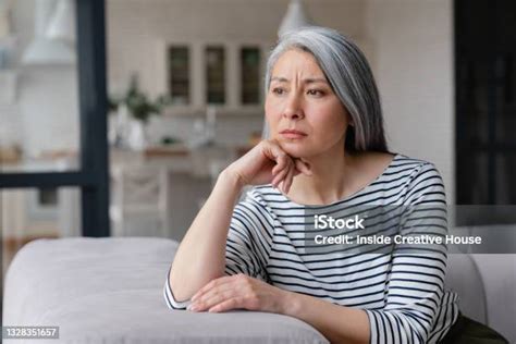 슬픈 우울 피곤 외로운 이혼 아픈 어머니 성숙한 여자 느낌 건강 건강에 해로운 잠금에 중년 위기로 고통 사회적 거리 성년 여자에 대한 스톡 사진 및 기타 이미지 Istock