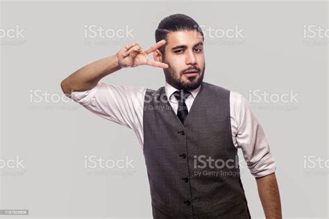 승리 평화 표지판과 카메라를보고 서 흰색 셔츠와 조끼에 재미 잘 생긴 수염 갈색 머리 남자의 초상화 남자에 대한 스톡 사진 및 기타 이미지 Istock