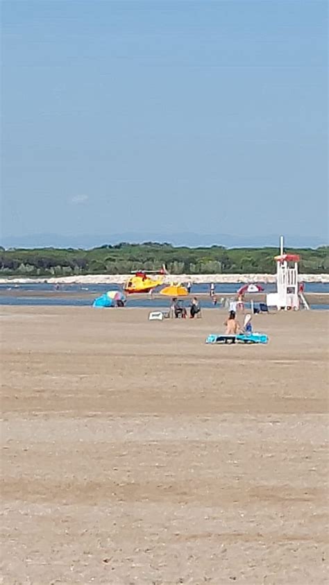 Dramma Sulla Spiaggia Di Caorle Persona Perde La Vita Veneto