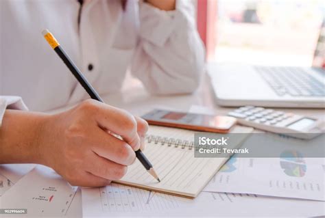 여자 손 계산기를 사용 하 여 가까이 하 고 글을 적어와 사무실 집에서 비용에 대 한 계산 가계에 대한 스톡 사진 및 기타 이미지 Istock