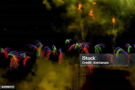 수많은 색된 불꽃 경례 작지만 특이 한 모양 불꽃 축제 경쟁에서에서 장면입니다 폭발 불꽃 장치 예술 환상적인 멋진 혜성 Pyrotechnic Effects에 대한 스톡 사진