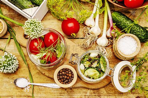 腌制蔬菜的概念。烹饪过程中，香料，新鲜芳香的香草