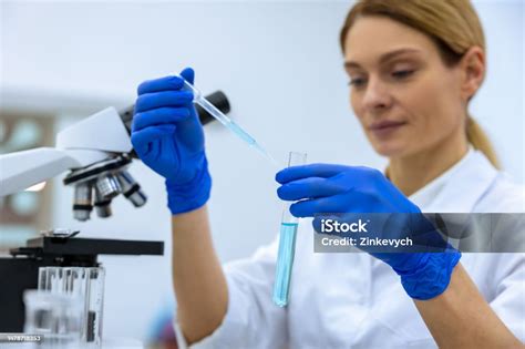 실험실의 과학자 시험관으로 조사하는 연구원 분자 생물학 Dna 검사 수술 장갑에 대한 스톡 사진 및 기타 이미지 수술 장갑 40 44세 Dna Istock
