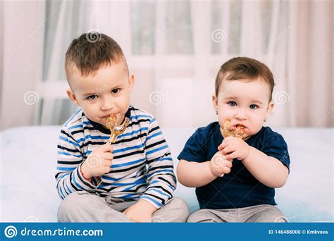 Hermano Y Hermana Comen Chupetes En Forma De Polla Foto De Archivo Imagen De Menor Travieso
