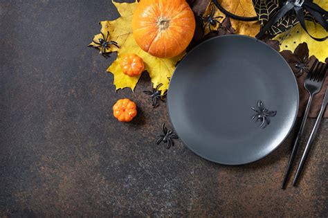 할로윈 테이블 세팅 장식 호박 단풍 돌 배경에 거미가 있는 빈 검은 접시 카드 또는 메뉴 템플릿입니다 평면도 복사 공간 공포 무서움에 대한 스톡 사진 및 기타 이미지