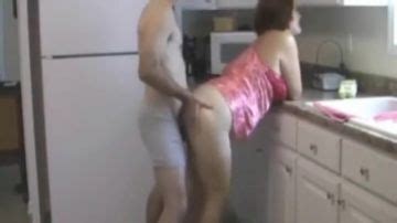 Mamuśka z dużą dupą ruchana w kuchni na pieska Porn