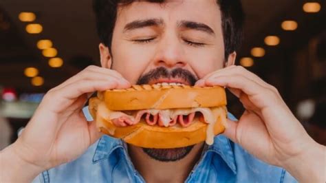 Frango Assado Homenageia Sp Com Sua Versão Do Pão Com Mortadela Gkpb