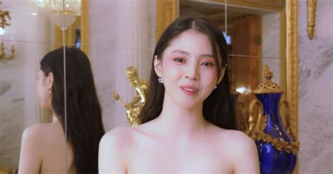 시스루 블랙드레스 입은 한소희 실물 이정도 직각어깨 오프숄더룩 어썸클