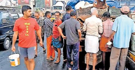 റോഡും നടപ്പാതയും വഴിയോര കച്ചവടക്കാരും വാഹനങ്ങളും കയ്യേറി കുരുക്കൊഴിയാതെ ചമ്പക്കര Chambakkara