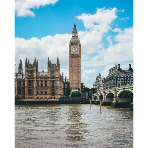 건축 골든 아워 관광 관광객 기념물 노팅힐 대전 도시 풍경 도시의 랜드마크 런던 런던의 도시 목적지 문화 반사 방문객 보고 여자 빅 벤