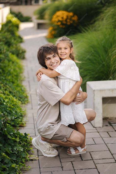 Retrato De Una Hermana Feliz Y Hermosa Con Su Prima Una Niña Adorable Y