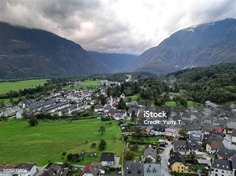 슬로베니아 보벡의 경치 좋은 전망 아름다운 산이 있는 줄리안 알프스의 작은 유럽 마을 산 풍경 언덕 야외 모험 소카 밸리 0명에 대한 스톡 사진 및 기타 이미지 Istock