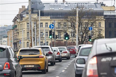 Vairuotojus Siutina Nerodantys Posūkių Tačiau Rodantys Sukelia Kitų