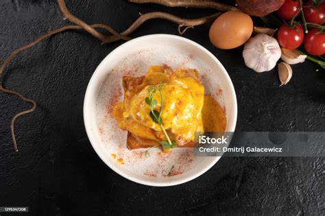 베이컨과 달걀 베네딕트와 함께 토스트 삶은 부드러운 삶은 달걀 돼지고기 구운 빵 향신료 치즈 소스로 만든 따뜻한 아침 식사 0명에 대한 스톡 사진 및 기타 이미지 Istock