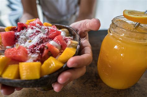 그 라 놀라와 과일 아침 건강 한 그릇 데 여자의 닫습니다 멋 사람 건강 한 라이프 스타일 라이프 스타일 및 대체 에너지 건강한 생활방식에 대한 스톡 사진 및 기타 이미지