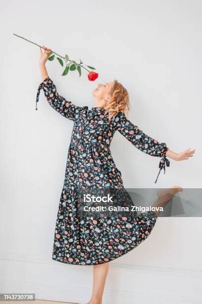아름 다운 낭만적 인 젊은 금발 여자와 드레스에 빨간 장미 흰색 Walll 배경 전체 길이 초상화 개념에 대한 스톡 사진 및 기타 이미지 Istock