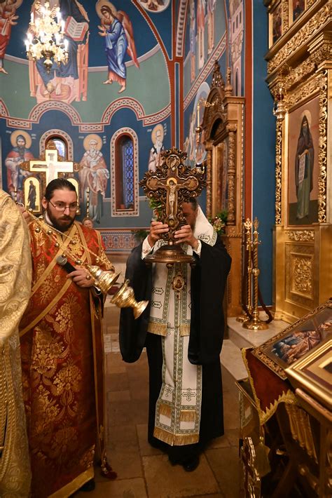 Архиерейска велика вечерня в столичния храм Въздвижение на Светия