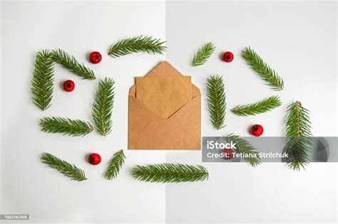 공예 봉투 산타에 편지 전나무 가지 또는 가문비 나무 가지와 흰색 배경에 고립 된 붉은 열매의 프레임 전나무 나뭇가지 크리스마스 테두리 디자인용 템플릿입니다 인사말 카드