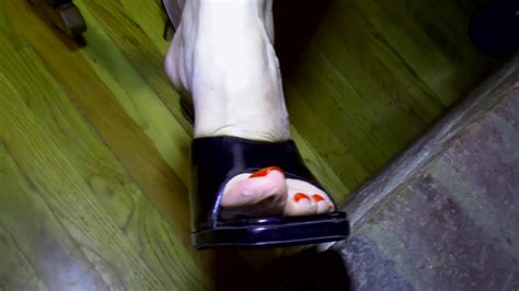 Hot Sexy Mature Lady Shows Her Sexy Feet In Heels