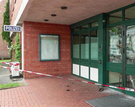 Langenfeld Mann Attackiert Wache Mit Der Axt