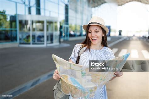 국제 공항에 서는 종이 지도 들고 배낭 모자에 젊은 즐거운 여행자 관광 여자 여성 승객 주말도 주에 여행을 해외 여행 공기 비행