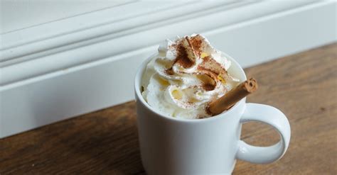 실내 가을 가정용 부엌 갈색 거품을 낸 우유 겨울 계피 계피 스틱 달콤한 달콤한 대접 디저트 음료 따뜻한 음료 뜨거운 코코아 라떼 마시멜로