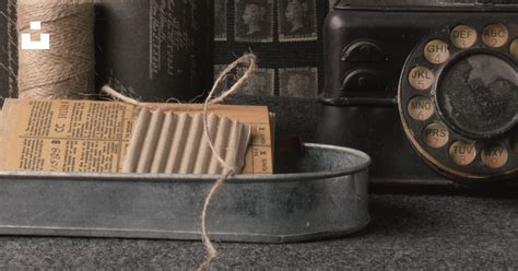 구식 전화기 및 테이블 위의 기타 품목 사진 Unsplash의 무료 종이 이미지