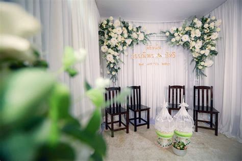 ฉากพิธีหมั้น จัดตกแต่งแบบเรียบๆง่ายๆ ในพื้นที่จำกัดของบ้าน กับโทนดอกไม้สีขาวเขียว ☎️ติดต่องานทาง