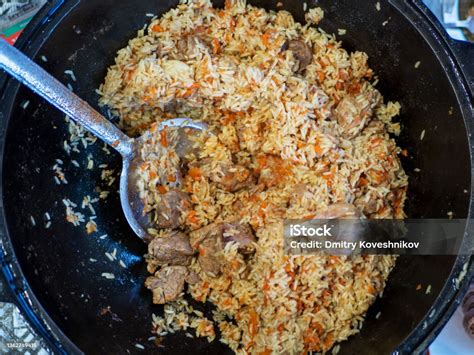국립 우즈베키스탄 요리 필라프 필로 플로프 가마솥에 쌀 양파 당근 마늘 고기 0명에 대한 스톡 사진 및 기타 이미지 0명