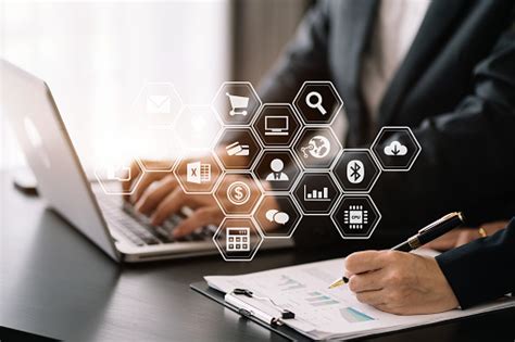 비즈니스 팀 회의 Present새로운 시작 프로젝트와 함께 일하는 전문 투자자 재무 관리자 작업 디지털 태블릿 노트북 컴퓨터