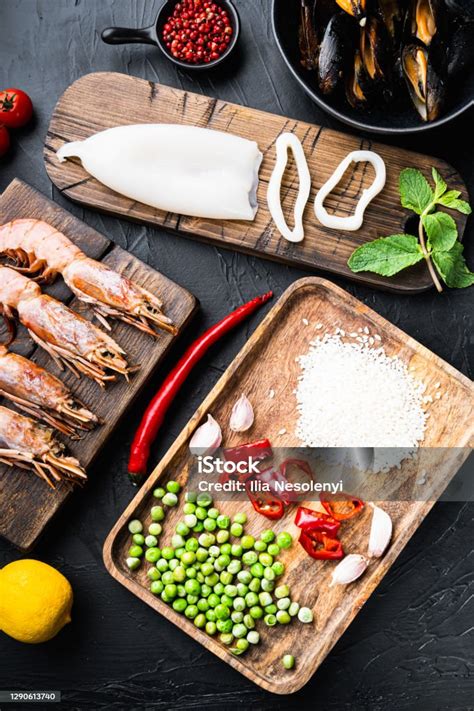 검은 질감의 배경에 왕 새우 홍합 오징어와 신선한 요리되지 않은 빠에야 재료 상단 보기 검정색 배경에 대한 스톡 사진 및 기타 이미지 Istock