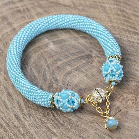 Комплект серьги и браслет Браслет связан из чешского бисера и украшен плетеными бусинами