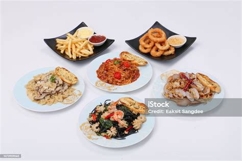 음식 파스타 요리 양파 링 프렌치 프라이드 흰색 배경 상위 뷰에 격리된 다양한 접시 세트 0명에 대한 스톡 사진 및 기타 이미지 Istock