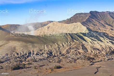 위치한에 브로 모 Tengger Semeru 국립 공원 동쪽 자바 인도네시아 산 브의 웅대한 모래 지상 마운트 브로 모 화산의 화산재를 레이어 0명에 대한 스톡 사진 및