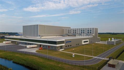 Ausnutria In Heerenveen Is Een Zuivelfabriek Waarvoor Gevels En Daken Zijn Gemonteerd