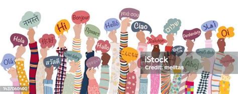 다양하고 다문화적인 어린이와 청소년들이 다양한 국제 언어로 된 텍스트 Hallo가 적힌 말풍선을 들고 있는 많은 손을 들었습니다